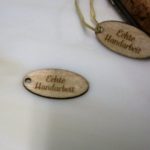 Holzanhänger "Echte Handarbeit" 30x15mm - 4,9 - Drechselshop Kramer