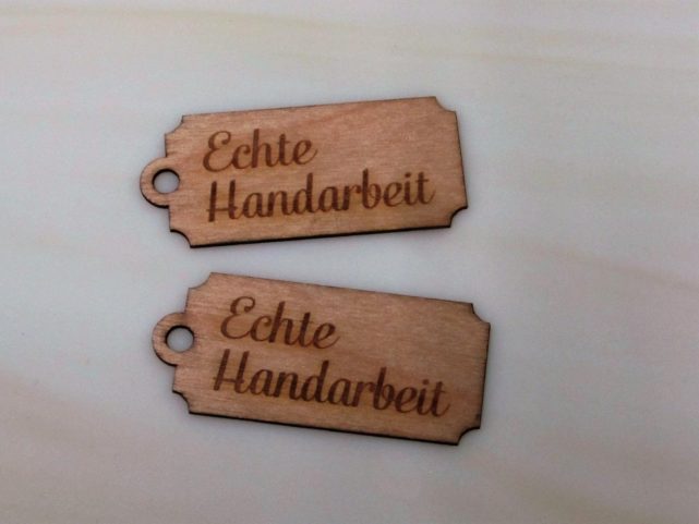 Holzanhänger "Echte Handarbeit" 52 x 23mm - 5,9 - Drechselshop Kramer